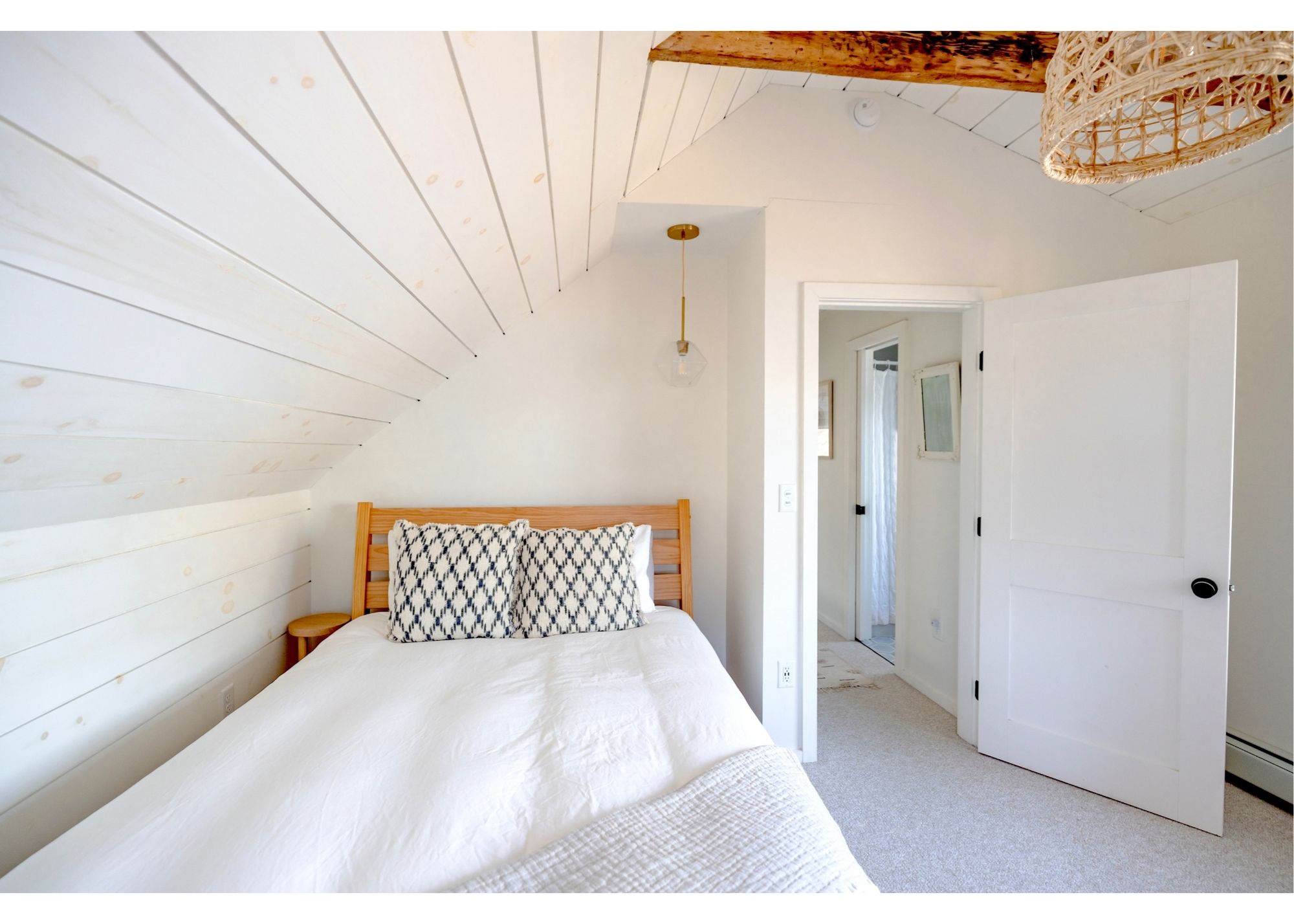 Airbnb Stock vs Expedia: Which Is Best?